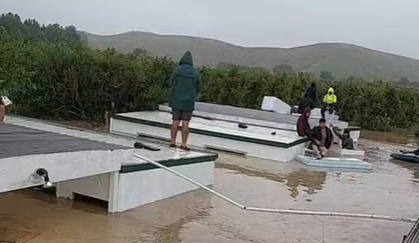 Orchard workers take to roofs to escape floodwaters | Star News
