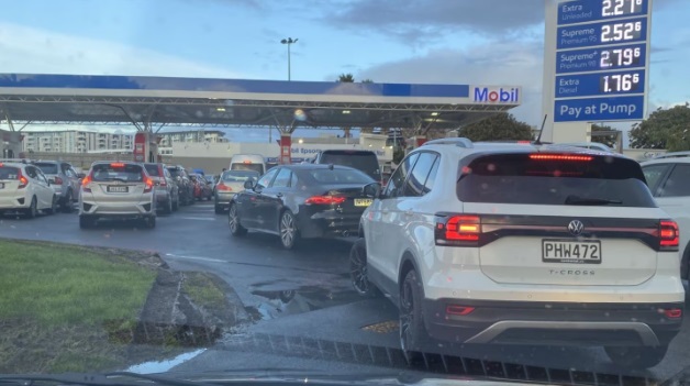 Long queues at petrol stations before fuel tax is back | Otago Daily Times Online News