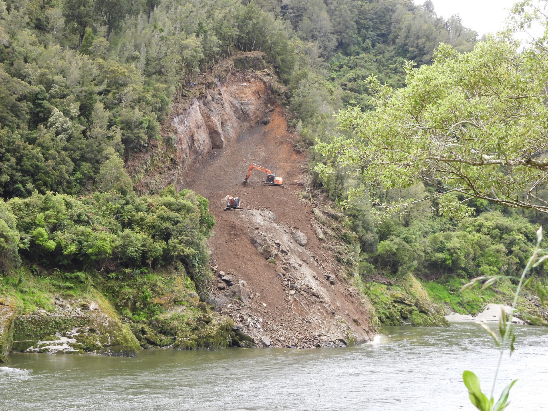 Buller Gorge slip closes railway line | Otago Daily Times Online News