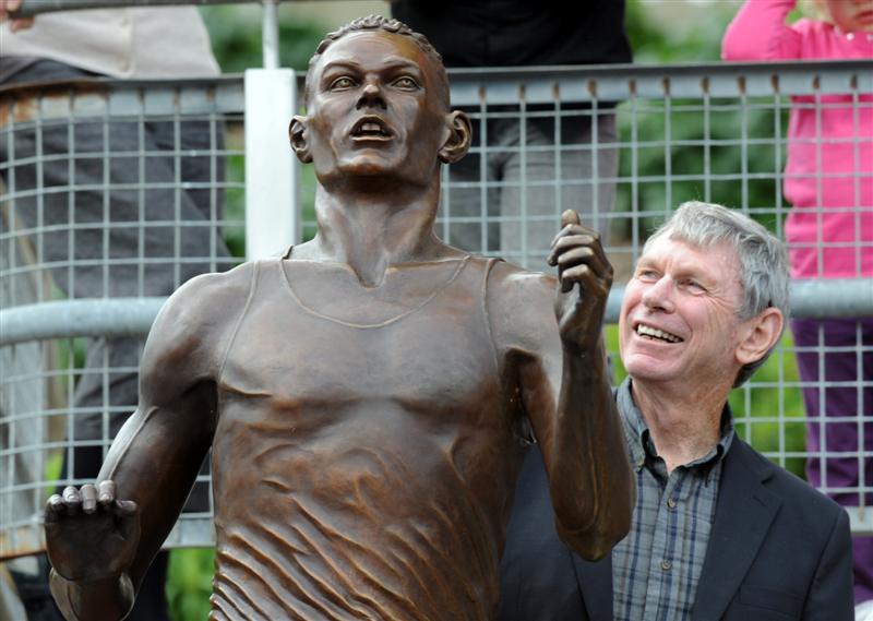 Sir Peter Snell unveils 'inspirational' statue | Otago Daily Times ...