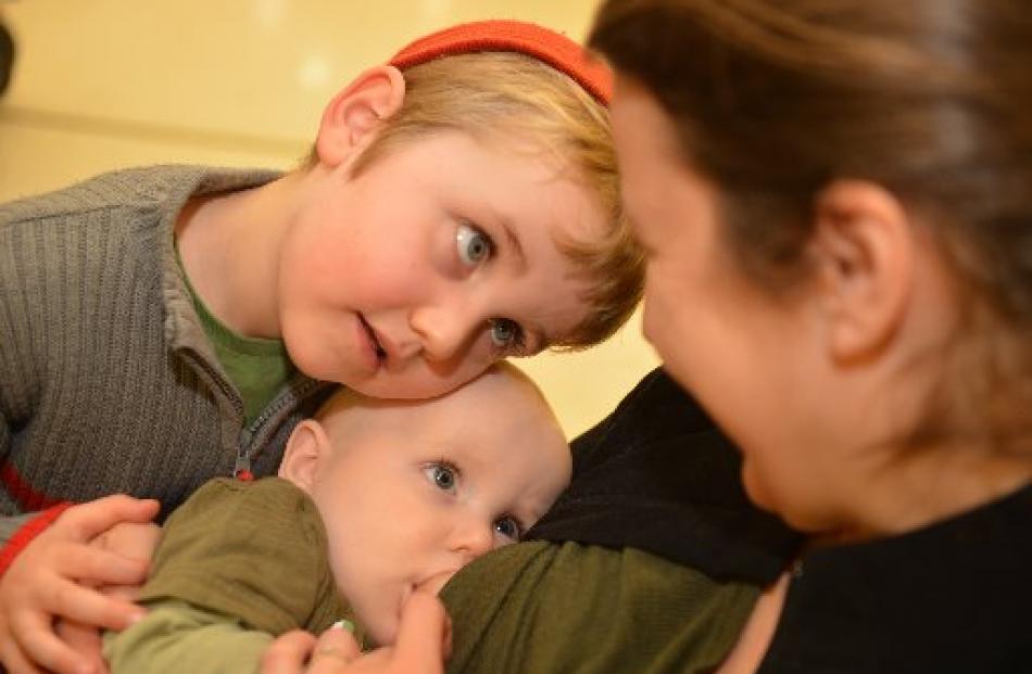 Mothers back breast-feeding | Otago Daily Times Online News